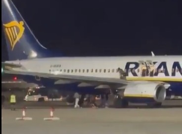 Ewakuacja pasażerów samolotu na lotnisku na Majorce. Doszło do pożaru, są ranni [WIDEO]